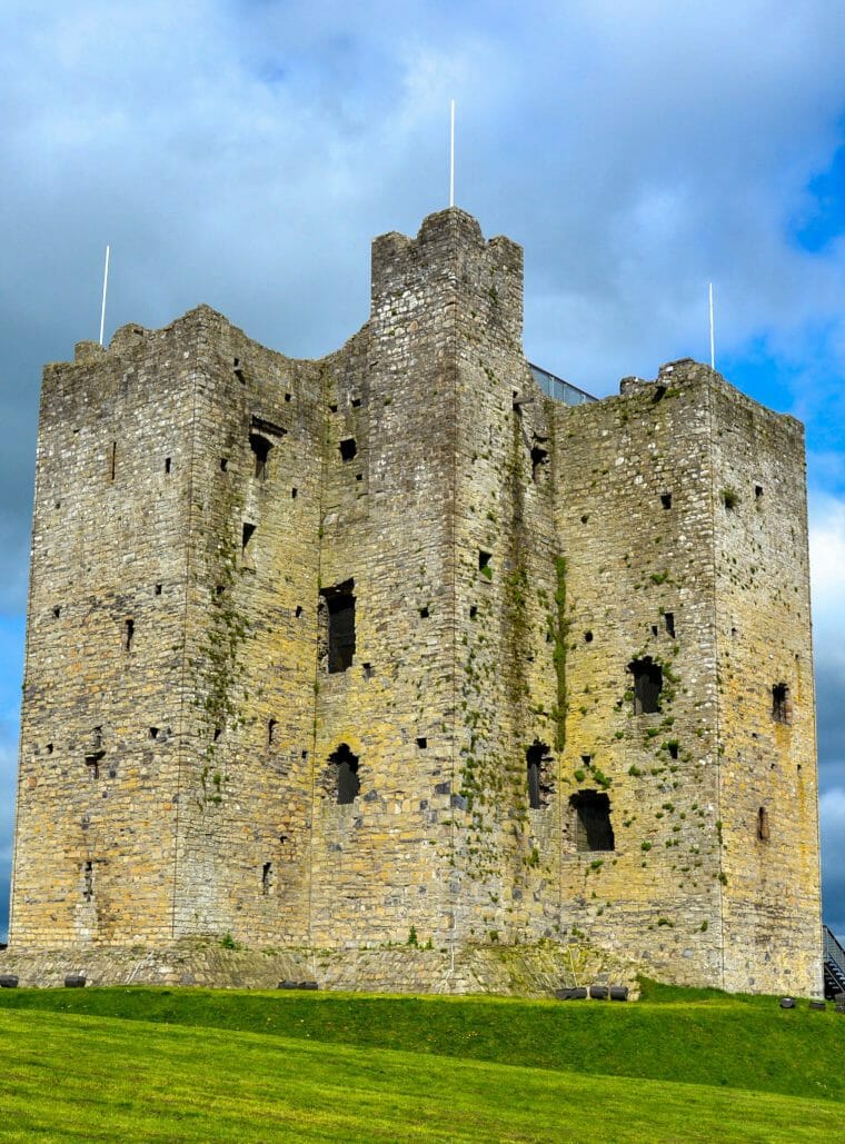 Castle Hunters: Explore Iconic Castles Worldwide